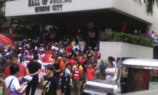 Militants picket QC Hall of Justice to push for political prisoners ...