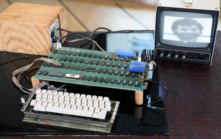 Original Apple computer sells for $365,000 at New York auction | GMA ...