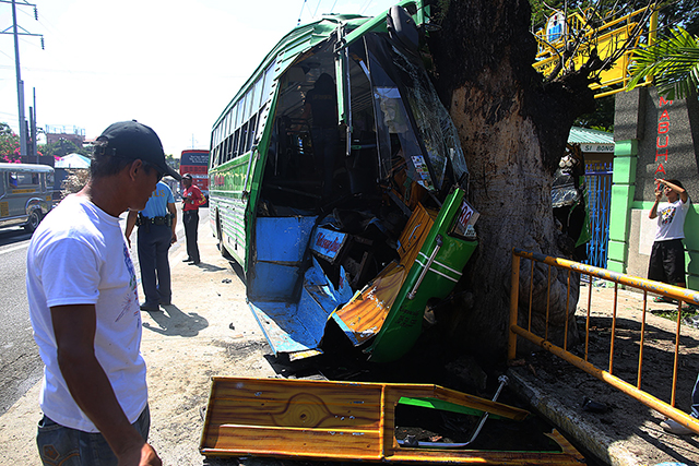 10 hurt in bus crash in Cam Sur | GMA News Online