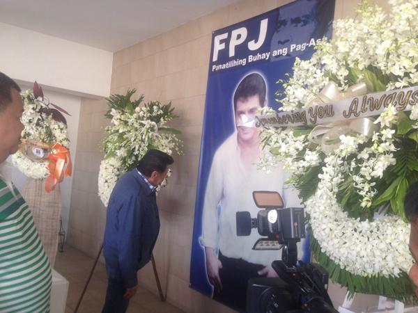 Erap visits FPJ tomb at Manila North Cemetery | GMA News Online