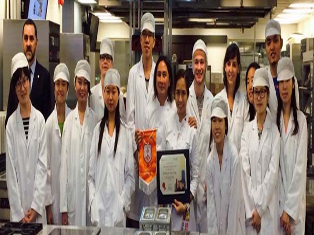 2 Pinoy chefs wow students in HK | GMA News Online