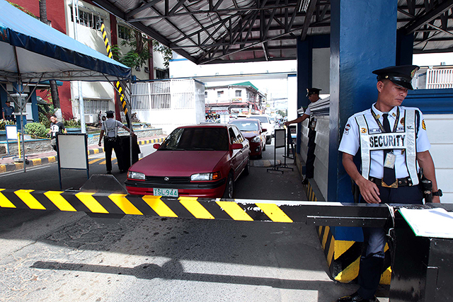 Security guards replace cops in securing Camp Crame | GMA News Online