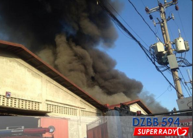 Fire hits Valenzuela City warehouse | GMA News Online