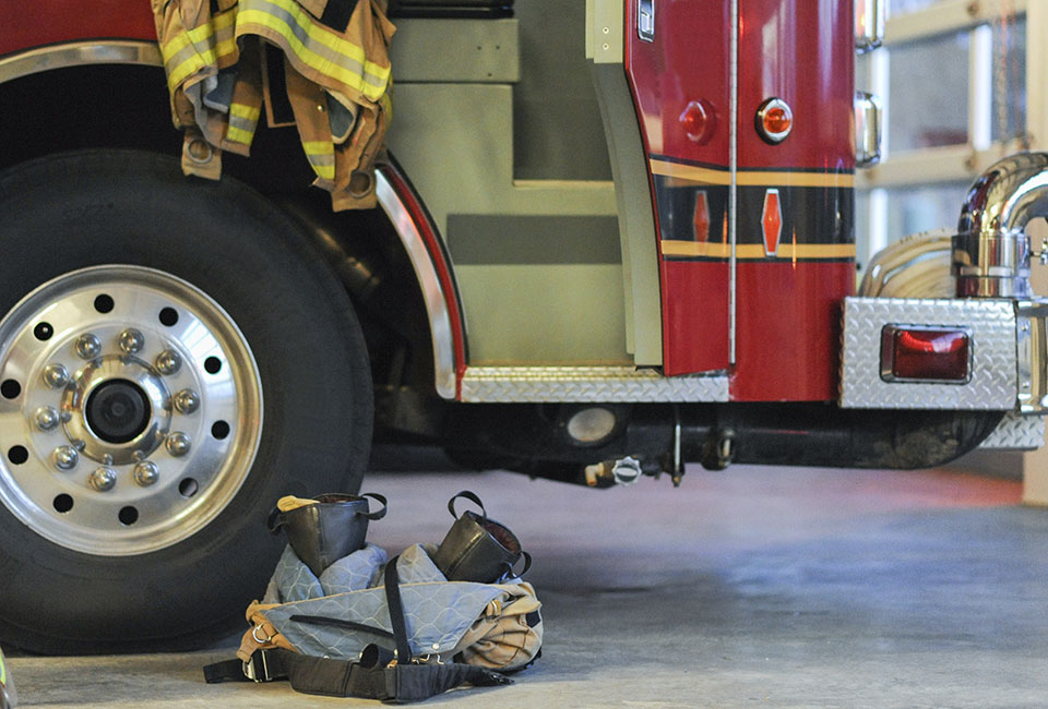 LOOK: Fire hits commercial building along Recto, Manila | GMA News Online