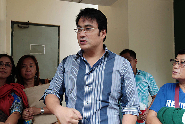 Former Sen. Bong Revilla leaves PNP to visit ailing father | GMA News ...