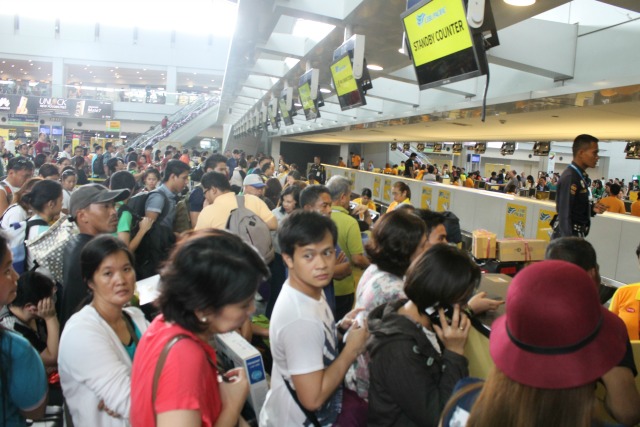 Passengers start to crowd NAIA-3 as Holy Week exodus starts to peak ...
