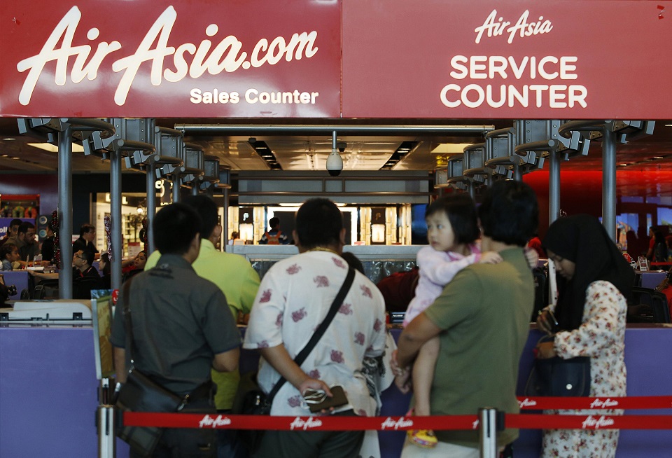 AirAsia shares fall 11 percent after plane goes missing | GMA News Online
