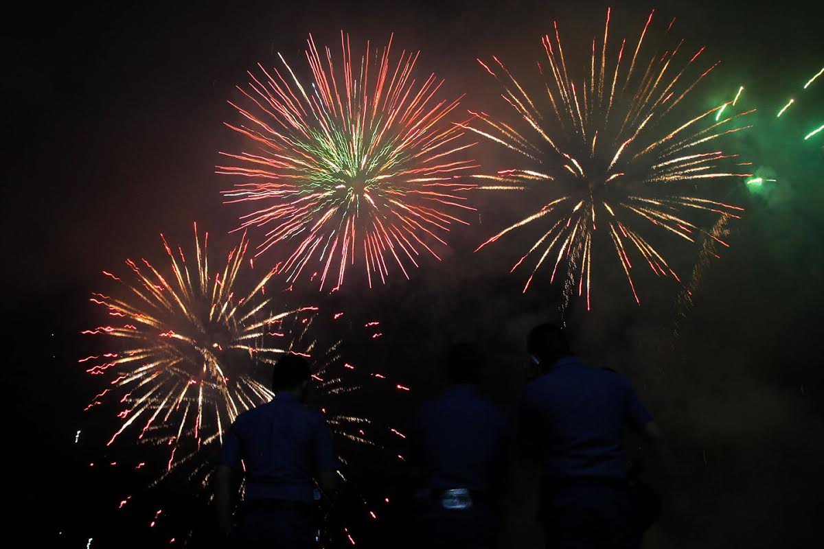 WATCH: Fireworks light up Manila skies to welcome the New Year | GMA ...