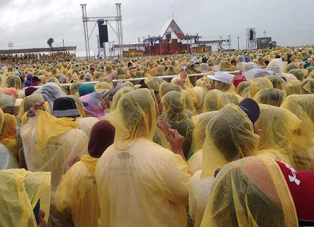 Pope surprises pilgrims in Tacloban, goes around Mass area in ...