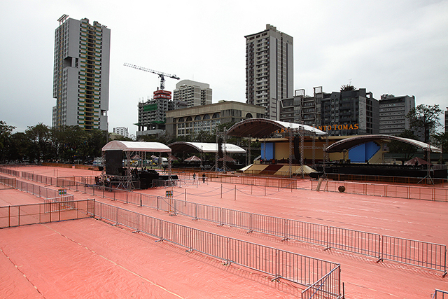 Faithful hoping to see Pope Francis patiently wait for UST gates to ...