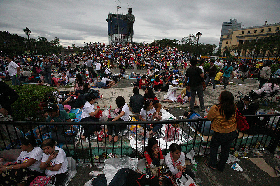 No pushing, DOT reminds crowd at Quirino Grandstand | GMA News Online