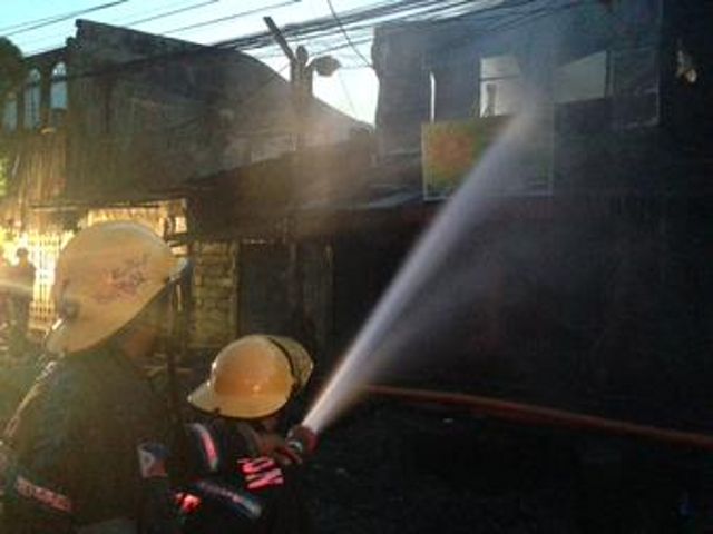 Fire hits houses in Manila’s Tondo district | GMA News Online