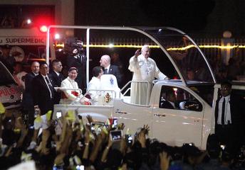 DND thanks crowd for orderly welcome for Pope Francis | Ang People's ...