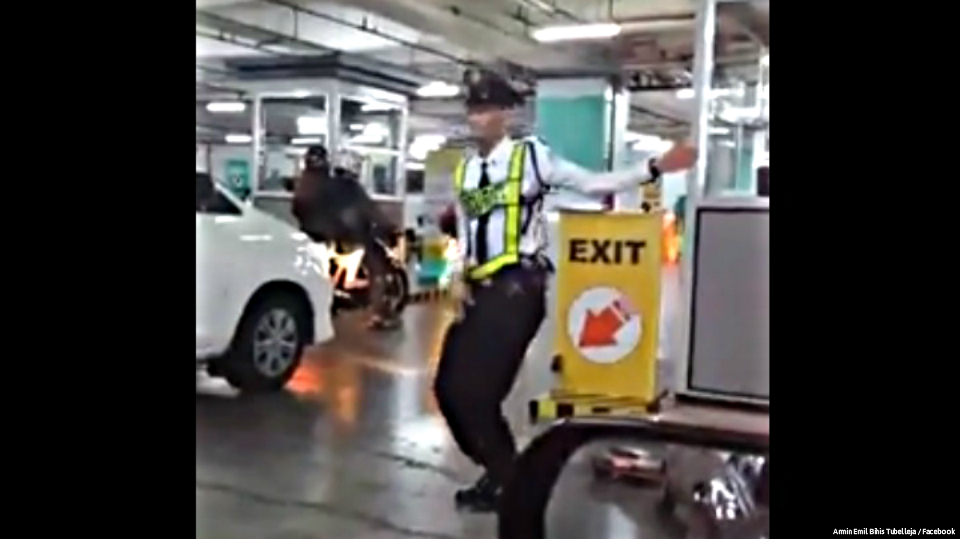 WATCH: Smooth dancing security guard video goes viral | GMA News Online