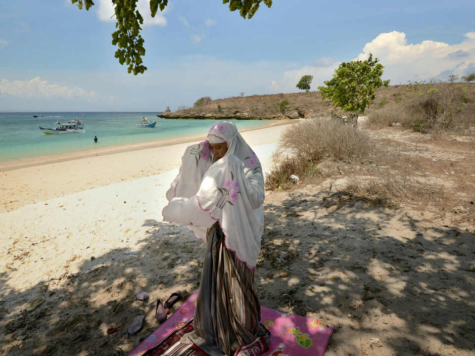 Indonesia prays Islamic tourism drive can draw more visitors | GMA News ...