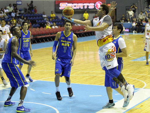 PBA: Rain or Shine defeats Blackwater behind Chism's 30 | GMA News Online