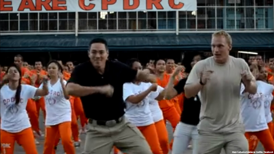 WATCH: US Navy SEALs dance with Cebu's Dancing Inmates | GMA News Online