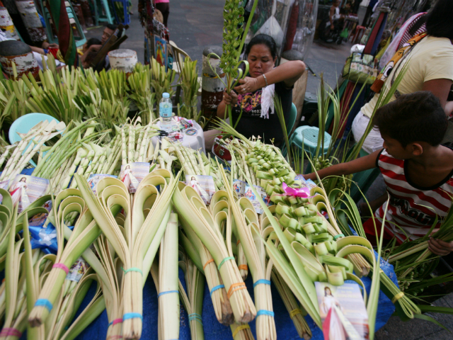 WATCH: Vendors prepare ‘palaspas’ for Palm Sunday | GMA News Online