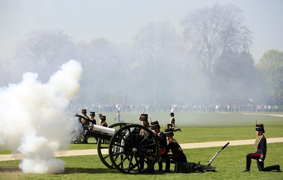 Gun salutes in London as Queen Elizabeth II turns 89 │ GMA News Online