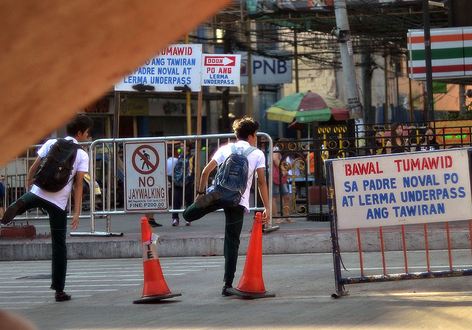 MMDA: More than 24K jaywalkers apprehended in 2017 | GMA News Online