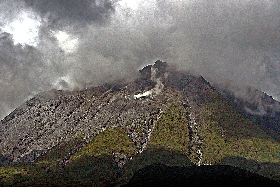 PHIVOLCS: 11-minute minor eruption recorded at Mt. Bulusan | GMA News ...