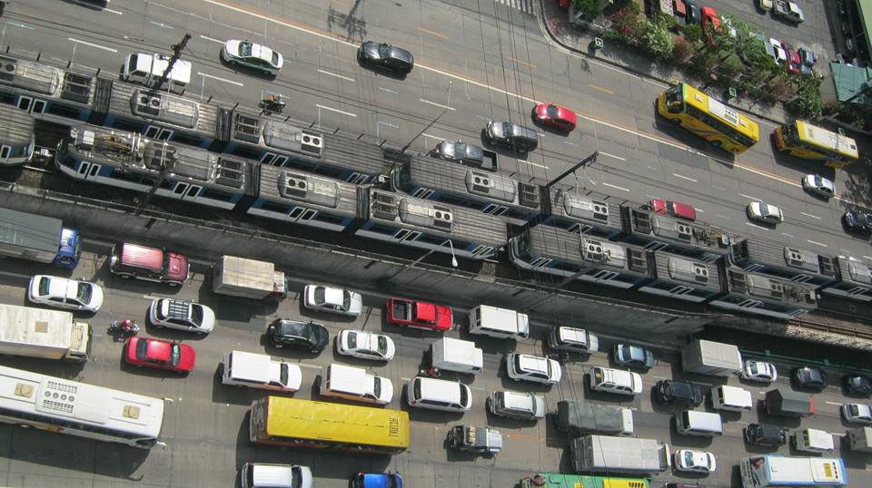 LOOK: Track problems limit Wednesday morning MRT-3 operations | GMA ...