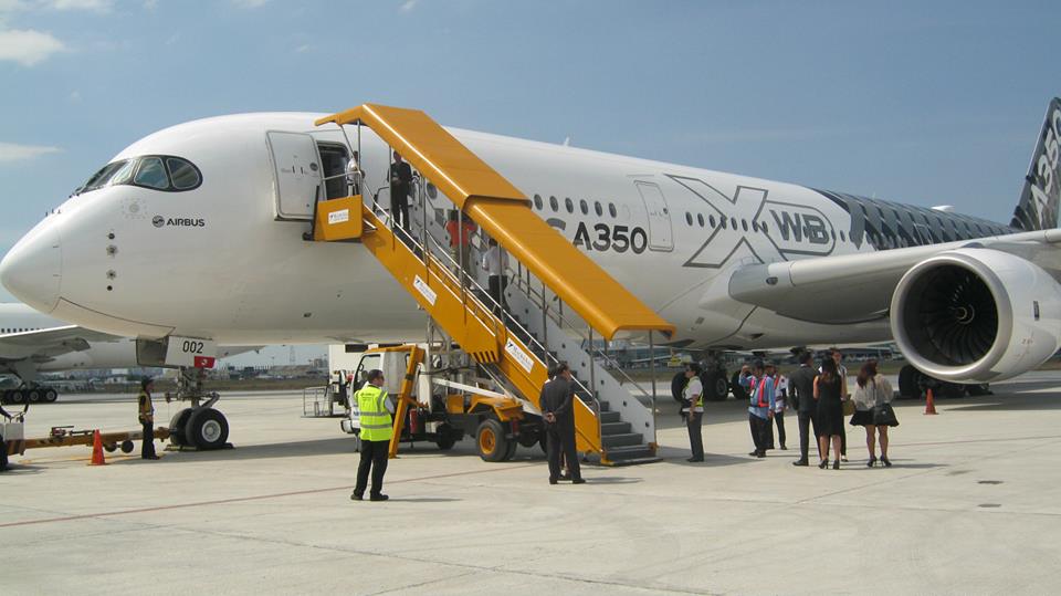 Demo flight: Bagong Airbus A350, sinubukan ng mga opisyales at cabin ...