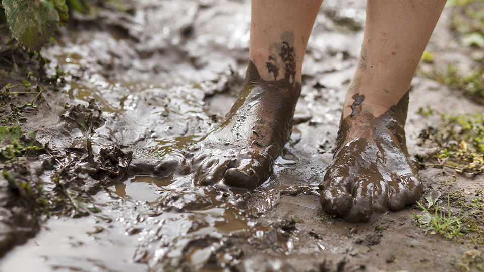 Abra folk use mud shampoo to remove lice, dandruff | GMA News Online