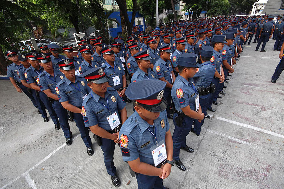 Manila police arrest alleged 'hypnotizing' con man for swindling │ GMA ...