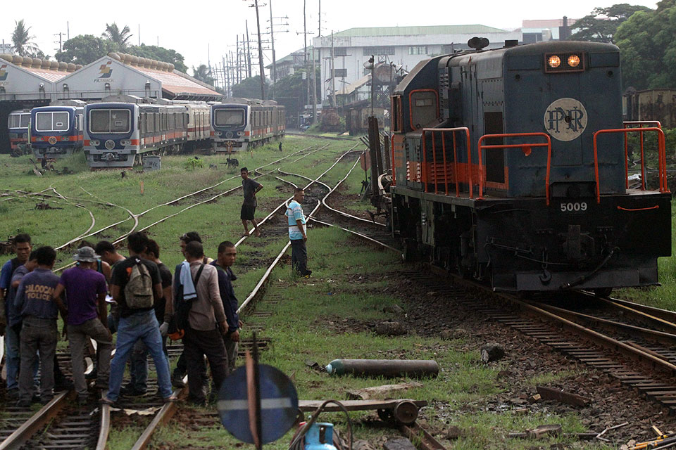 Poe vows to revive Bicol Express train line | GMA News Online