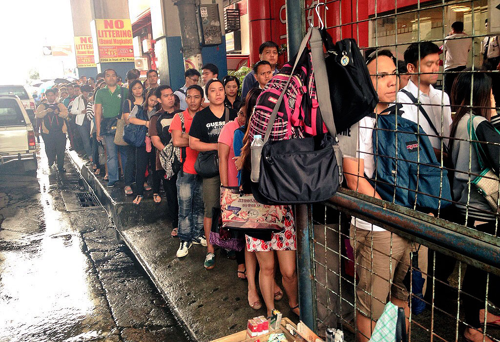 Long lines greet commuters as MRT shifts to tap-and-go beep cards | GMA ...
