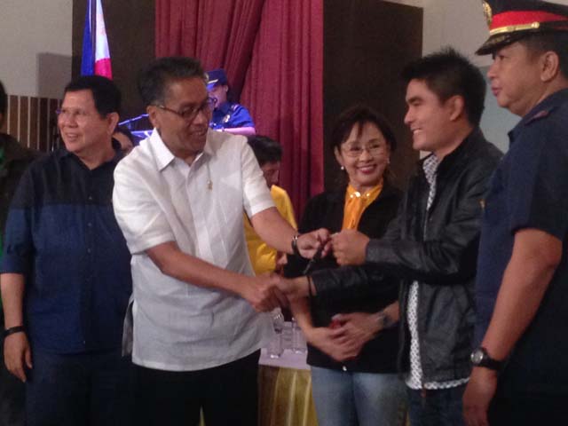 Mar Roxas on Vilma Santos as running mate: ‘Why not?’ | GMA News Online