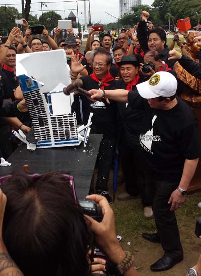 Group marches vs. Torre de Manila, destroys miniature model | GMA News ...