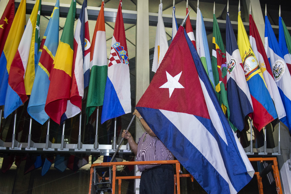 Kerry says Cuba best served by 'genuine democracy' as US flag raised in ...