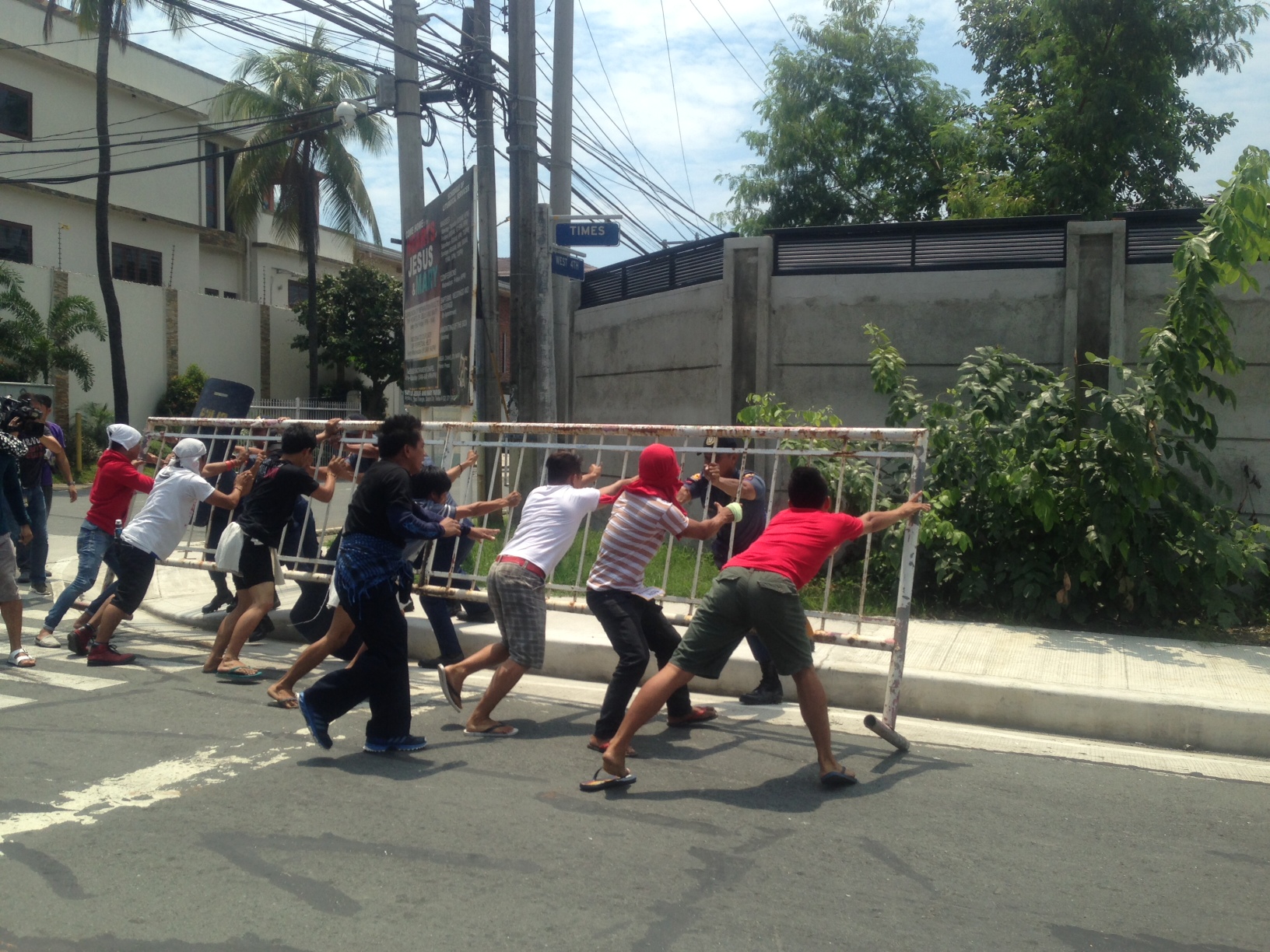 Activists break through barrier near PNoy's Times Street house | GMA ...
