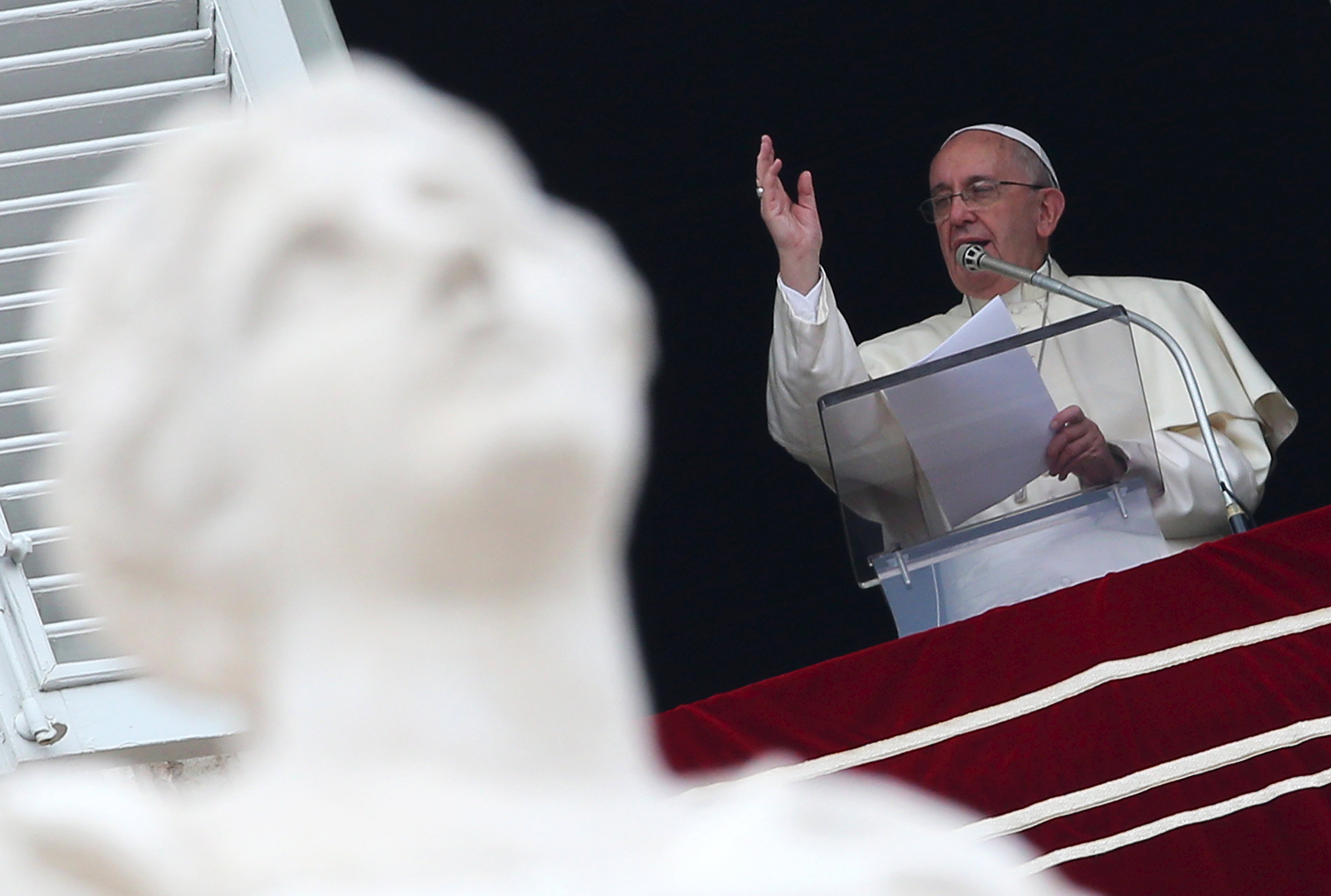 Pope Francis apologizes for recent Rome, Vatican scandals | GMA News Online