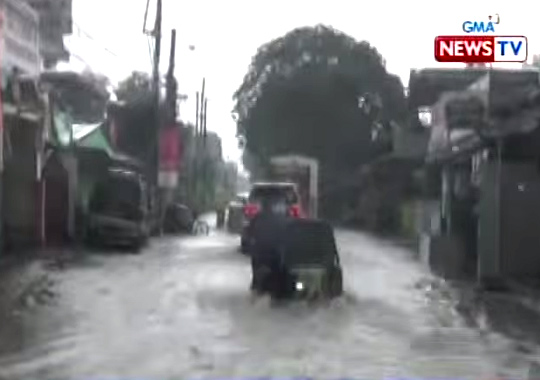 Heavy rains, high tide cause flooding in Bulacan | GMA News Online