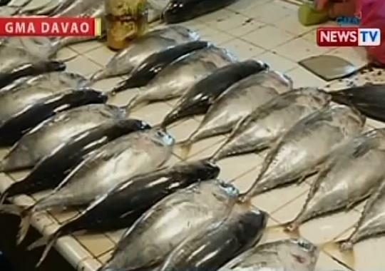 Mga tindang isda, ibinababad daw sa dugo ng baboy para magmukhang ...