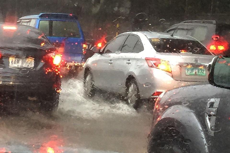 Heavy rains flood parts of Metro Manila | GMA News Online