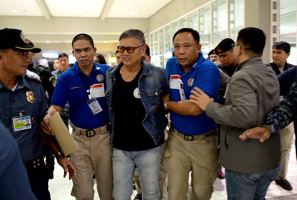 PNP honors 3 officers for arrest of Reyes brothers | GMA News Online