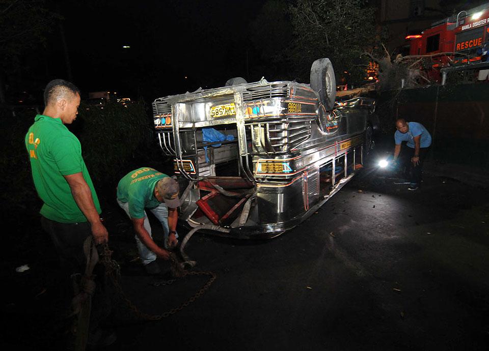 Jeepney crashes into Lagusnilad underpass; 10 hurt | GMA News Online