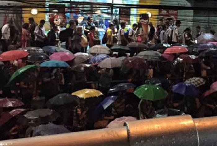 Some commuters stranded anew amid thunderstorm, heavy traffic | GMA ...
