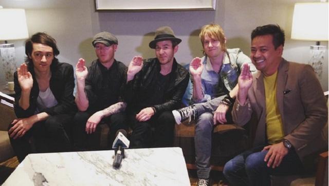 International band Lifehouse does AlDub's pabebe wave