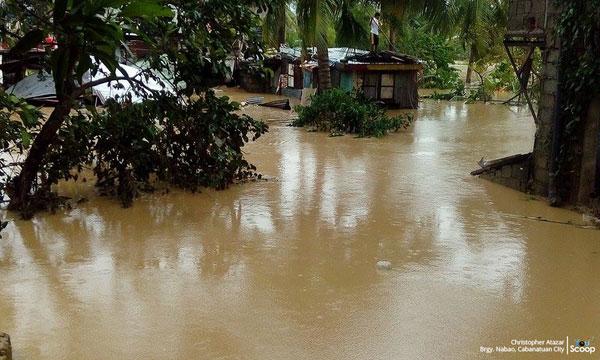 Residents trapped on rooftops in flood-hit Nueva Ecija refuse rescue ...