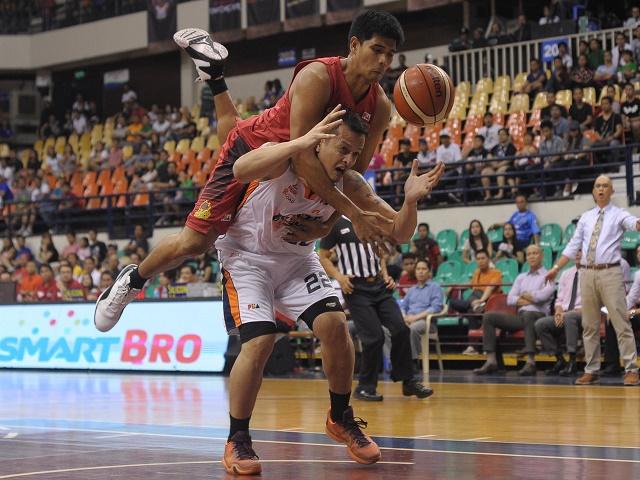 PBA: David scores 40 but Bolts still fall to Barako | GMA News Online