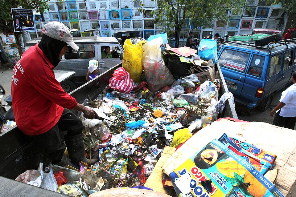 Tons of garbage litter Valenzuela cemetery | Photos | GMA News Online