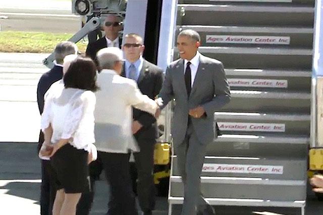 US Pres. Obama arrives in Manila for APEC meeting | GMA News Online