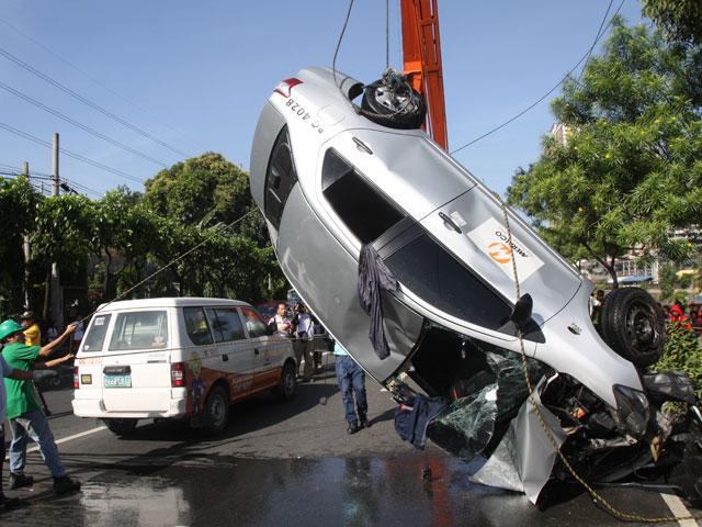 1 killed as Meralco service vehicle falls into river in Makati | GMA ...