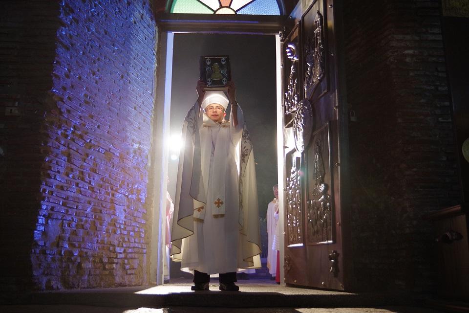 Imus Cathedral opens Holy Door to mark start of jubilee year of mercy ...