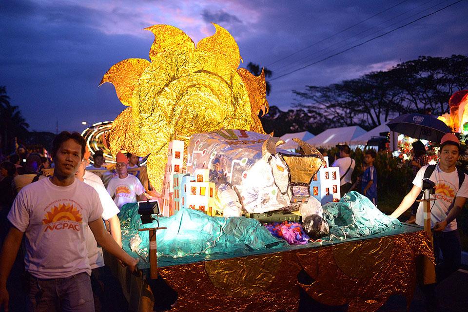 UP holds annual lantern parade | Photos | GMA News Online